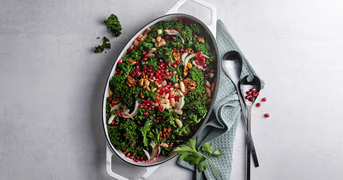 Grünkohlsalat mit weißen Bohnen und Granatapfel - Tempo