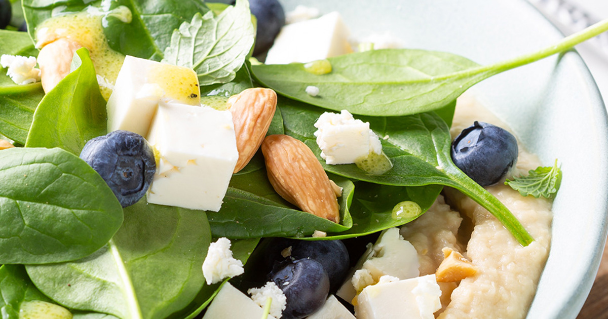 Erfrischender Spinat-Salat auf Bohnenpüree - Tempo
